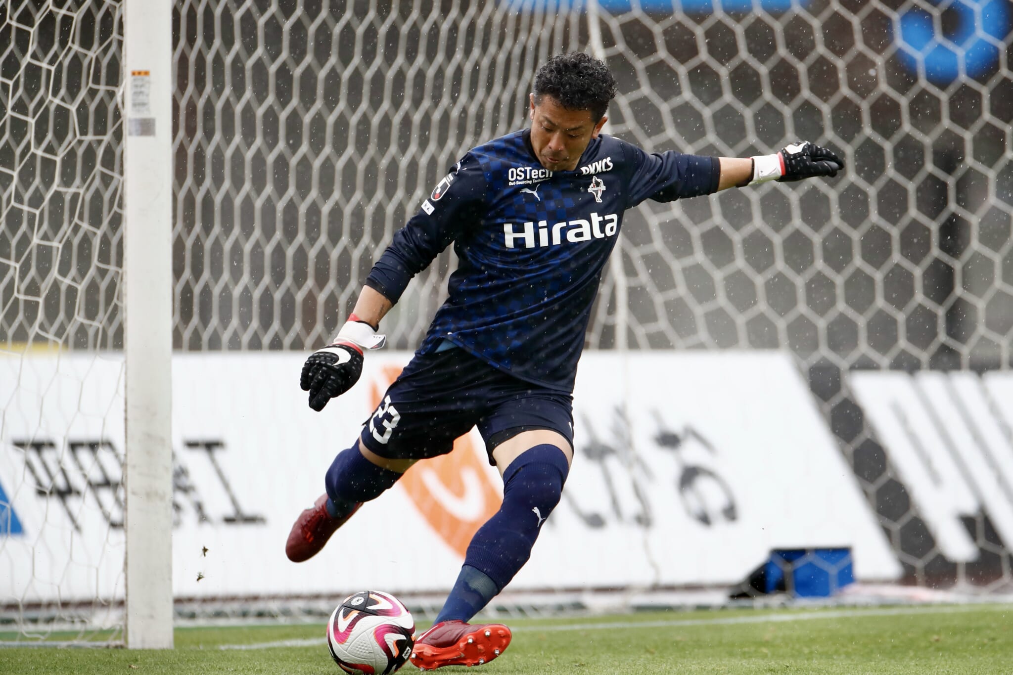 こだわりがないのがこだわり。人の喜びが我が喜び。熊本の「カメレオン」佐藤優也の無私無欲なGK人生 - footballista | フットボリスタ